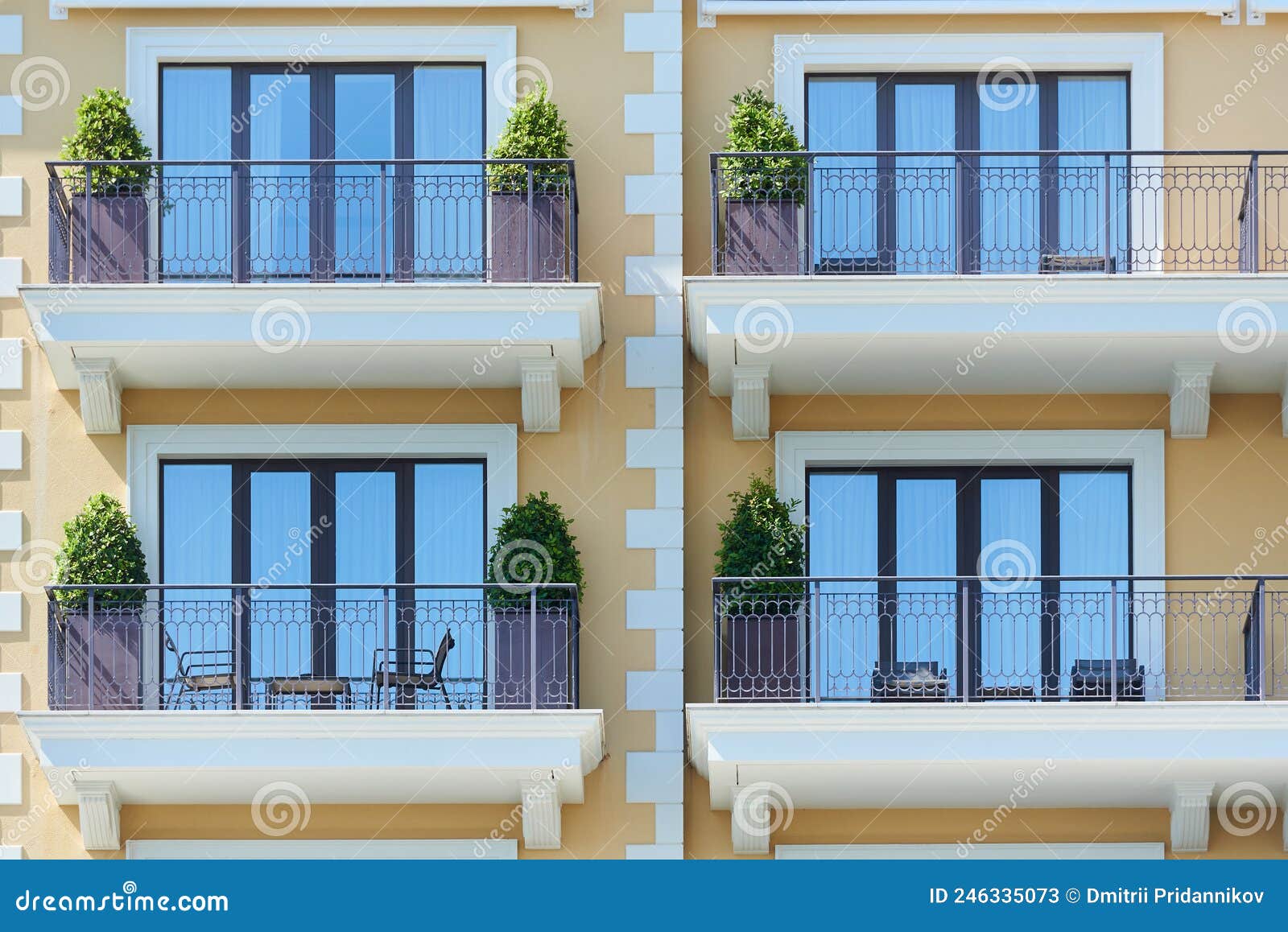 Fachada De Un Edificio Con Balcones Y Plantas Imagen de archivo - Imagen de europa, moderno ...