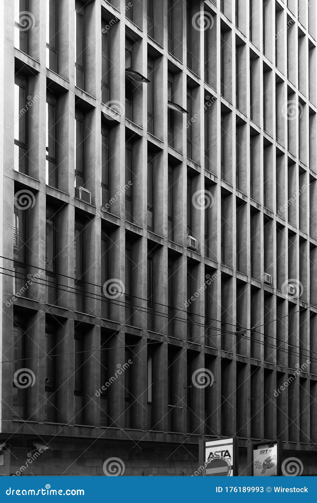 Fachada De Un Edificio Con Motivos Rectangulares De Ventana Foto de ...