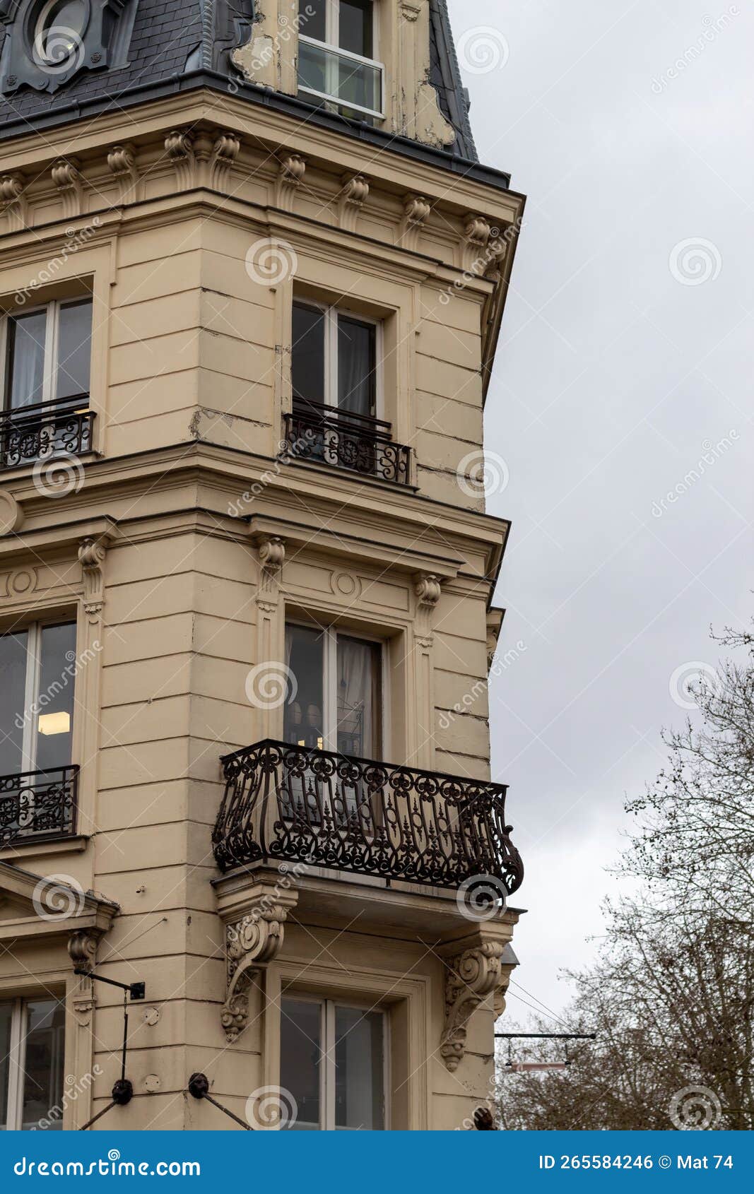 Fachada De Un Edificio Con Ventanas Foto de archivo - Imagen de ...