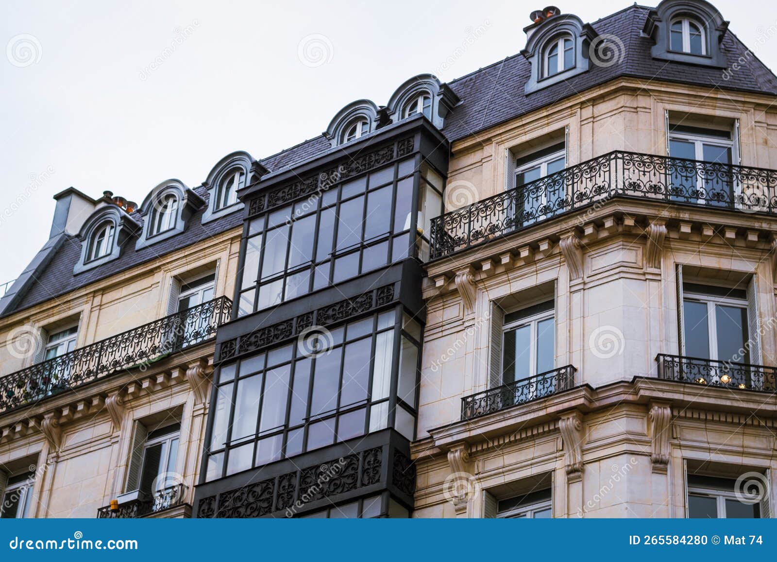 Fachada De Un Edificio Con Ventanas Foto de archivo - Imagen de casero ...