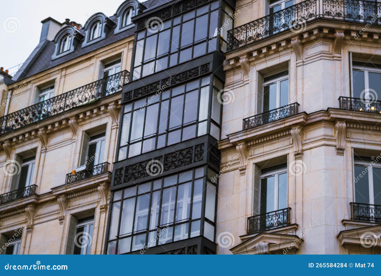 Fachada De Un Edificio Con Ventanas Foto de archivo - Imagen de casa ...