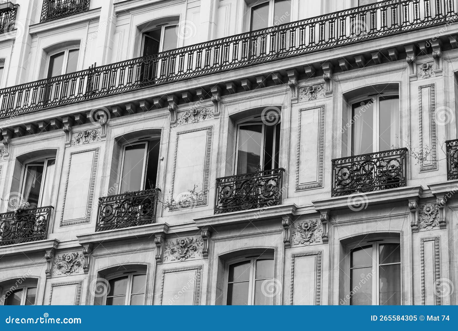 Fachada De Un Edificio Con Ventanas Imagen de archivo - Imagen de ...