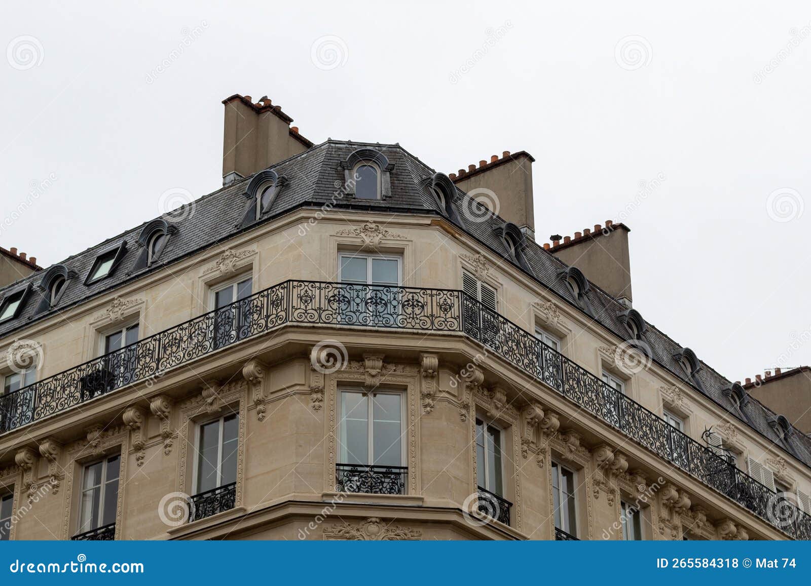 Fachada De Un Edificio Con Ventanas Foto de archivo - Imagen de ...