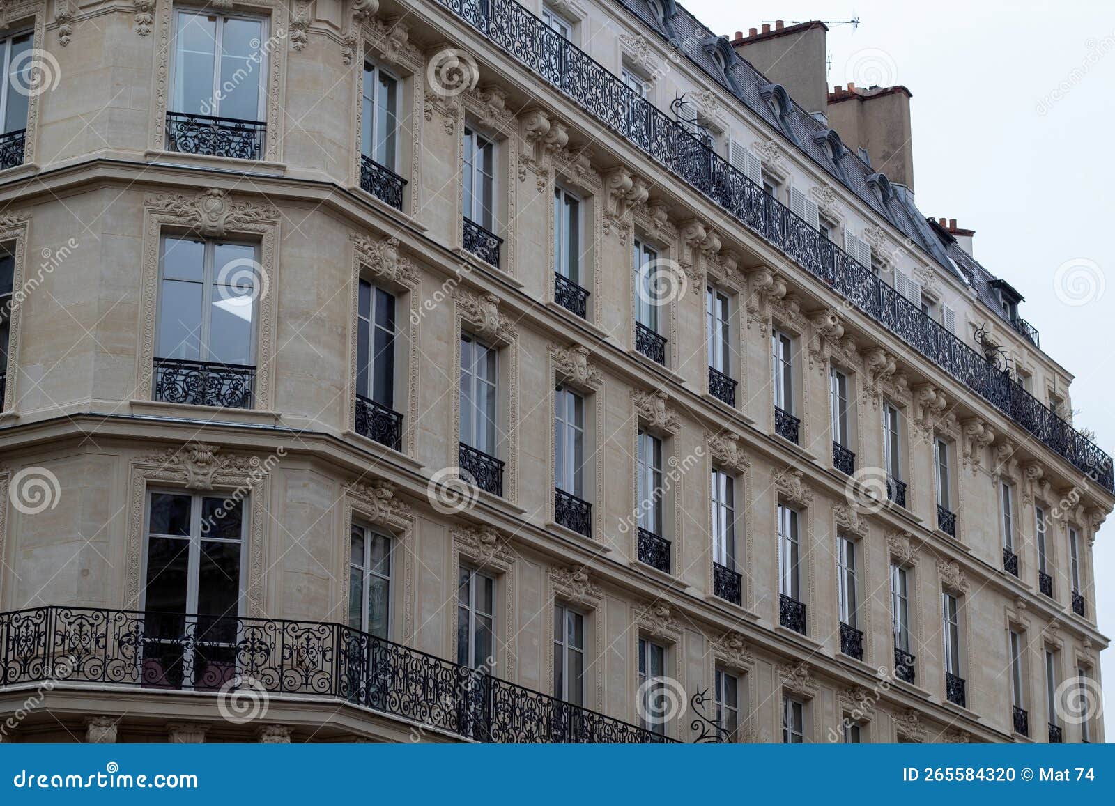Fachada De Un Edificio Con Ventanas Foto de archivo - Imagen de turismo ...