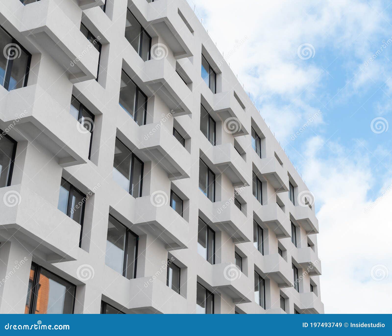Fachada De Un Edificio Moderno Con Balcones Imagen de archivo - Imagen de europa, familia: 197493749