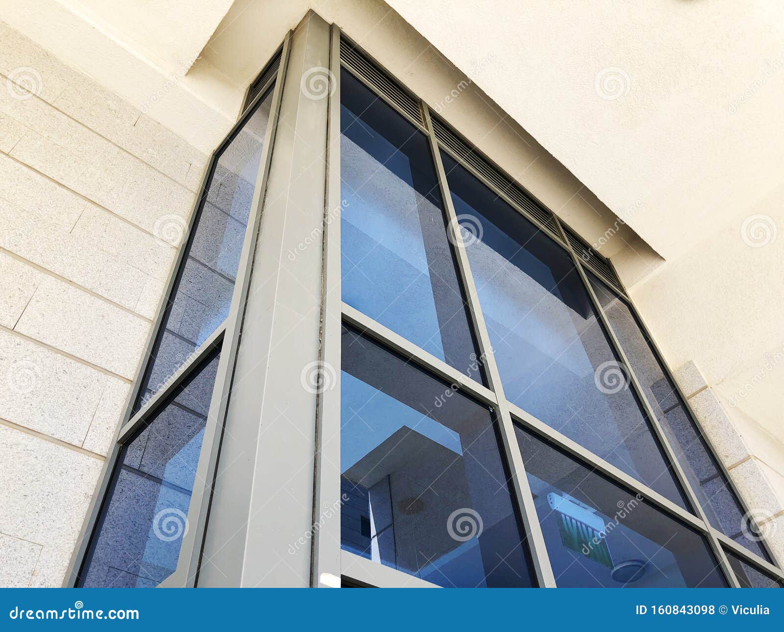 Fachada De Un Edificio Moderno Con Ventanales Rectangulares De Vidrio ...