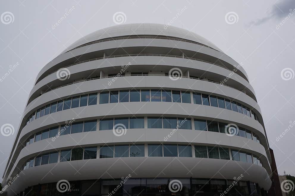 Fachada De Un Edificio Moderno De Forma Redondeada En Wroclaw Foto de ...