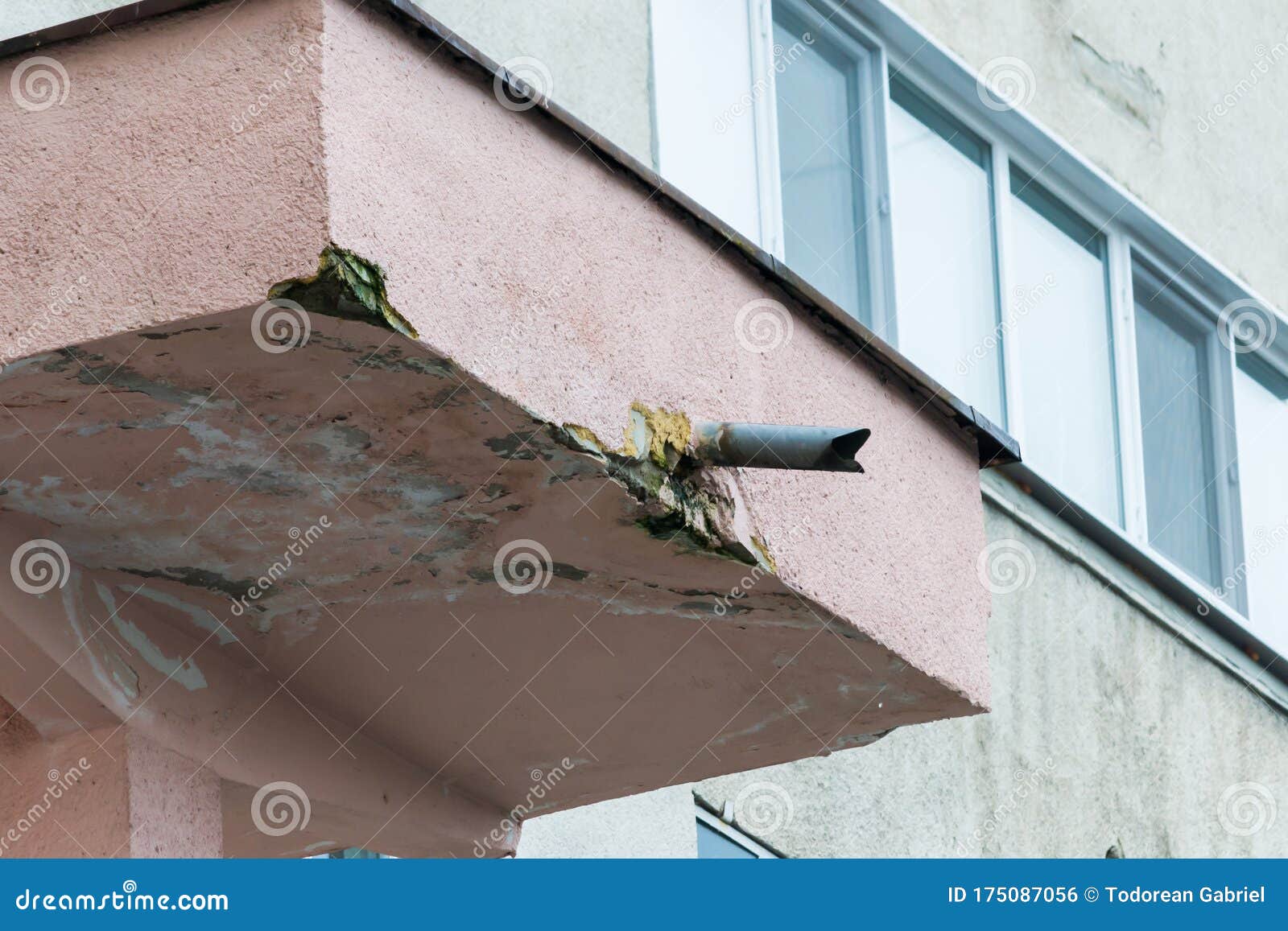 Fachada De Un Edificio Muy Deteriorado Foto de archivo - Imagen de ...
