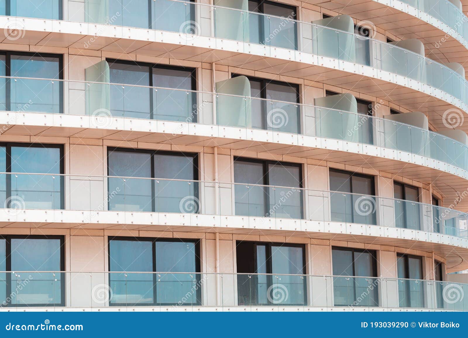 Fachada De Un Edificio Nuevo Con Grandes Ventanales Foto de archivo ...