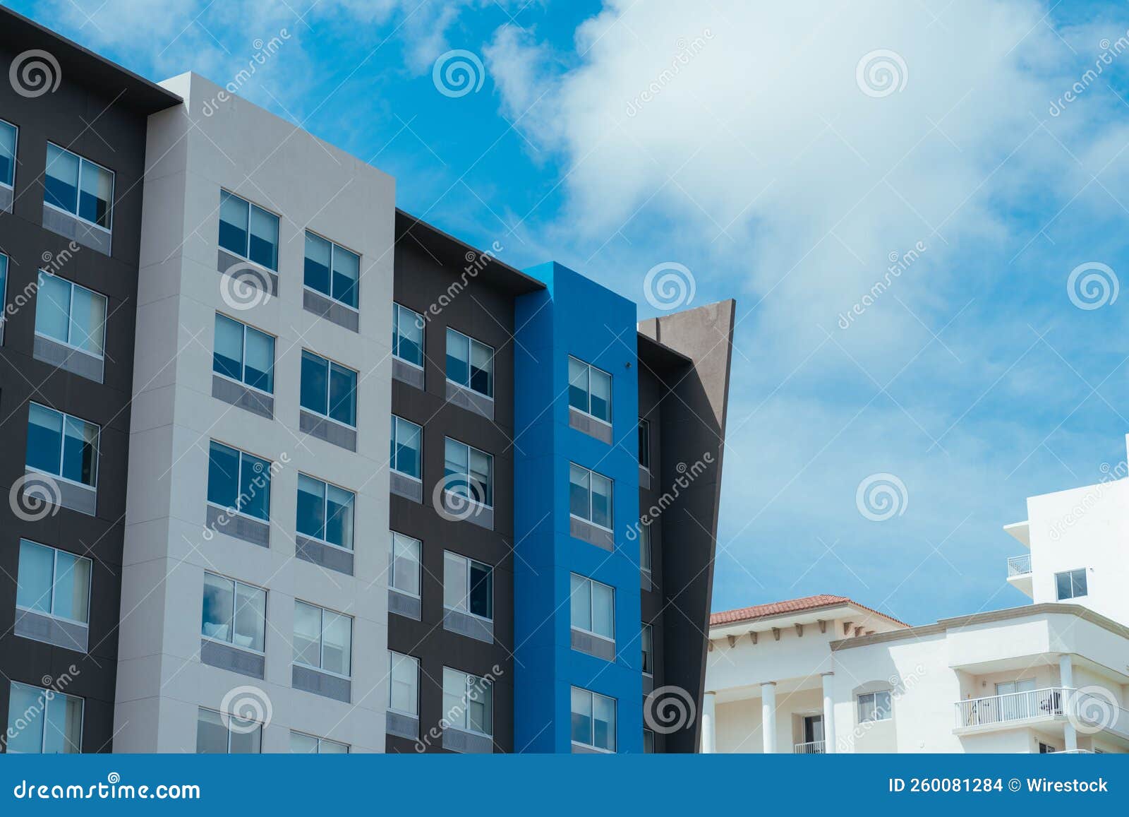 Fachada De Un Edificio Residencial De Diferentes Colores Foto de ...
