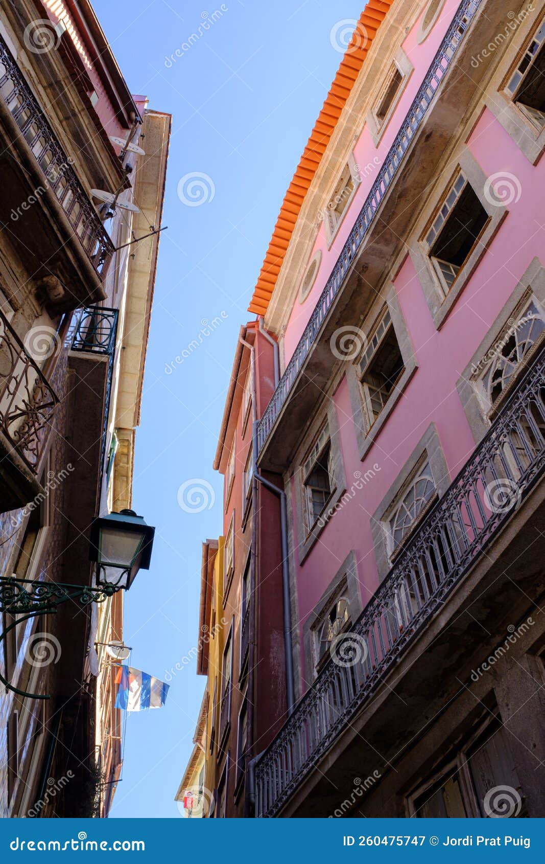 Fachada De Un Edificio Rosa En Un Edificio Tradicional Alto De Oporto Imagen de archivo - Imagen ...