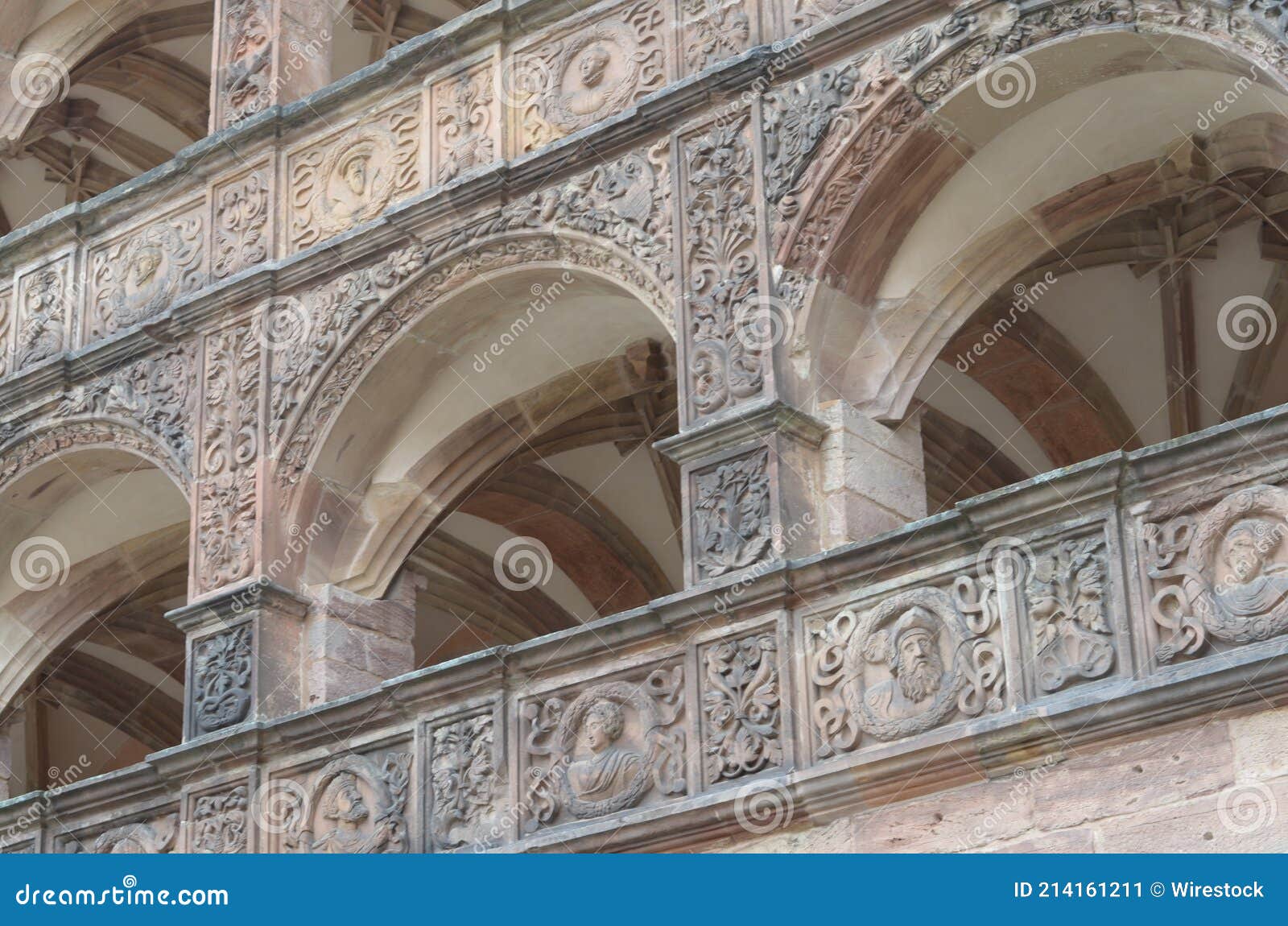 Fachada De Un Hermoso Edificio Con Arcos Y Adornos Imagen de archivo ...