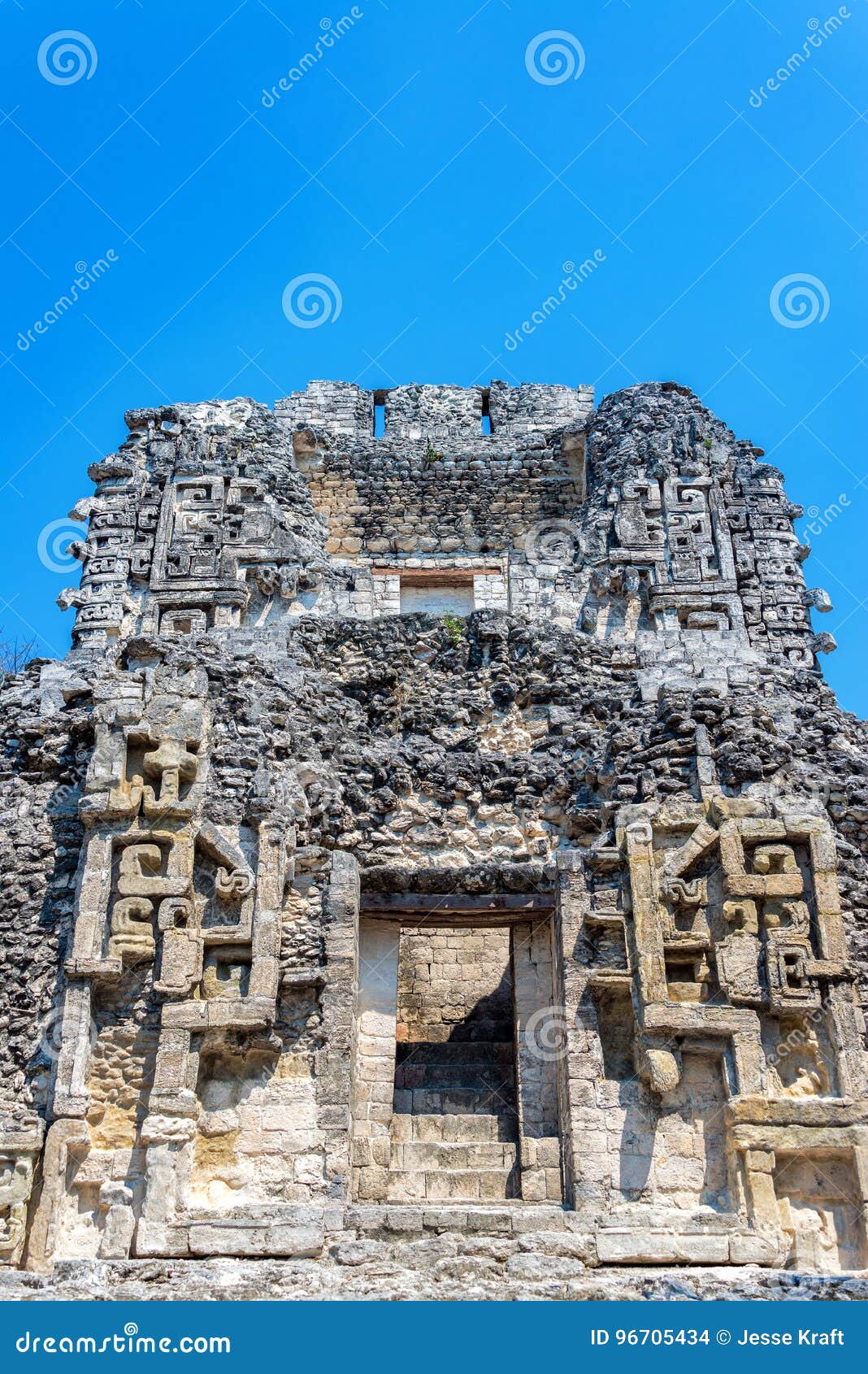 Fachada de un templo maya foto de archivo. Imagen de viejo - 96705434