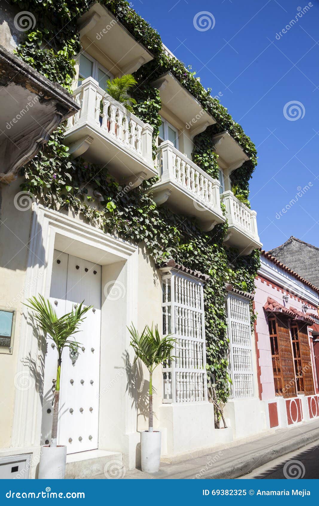 Fachada De Una Casa Colonial Imagen de archivo - Imagen de antiguo ...