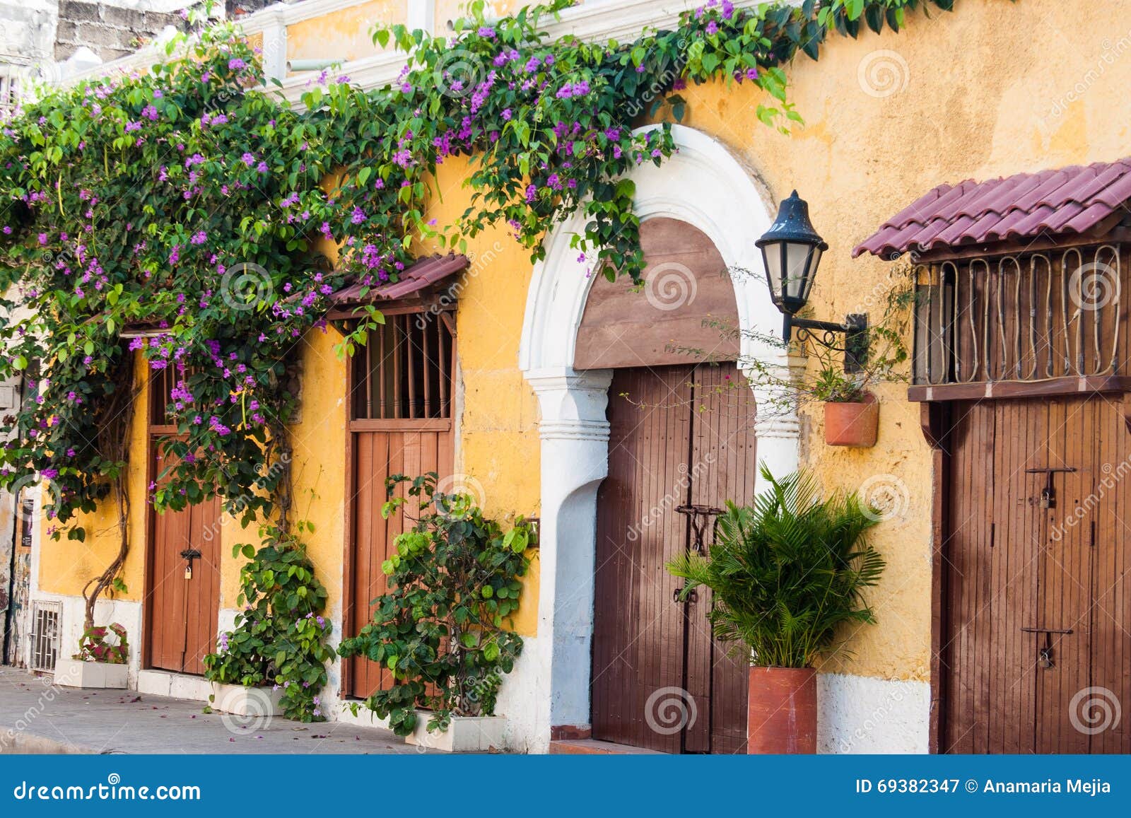 Fachada De Una Casa Colonial Imagen de archivo - Imagen de frontalidad ...