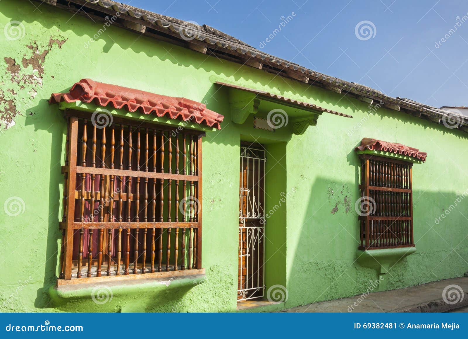 Fachada De Una Casa Colonial Imagen de archivo - Imagen de ventanas ...