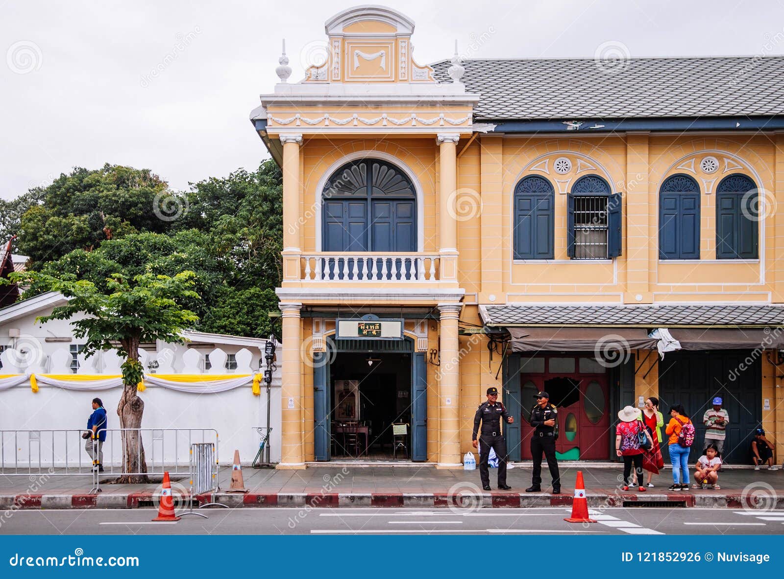 Fachada Del Edificio Colonial Amarillo Con Las Puertas Y Las Ventanas ...