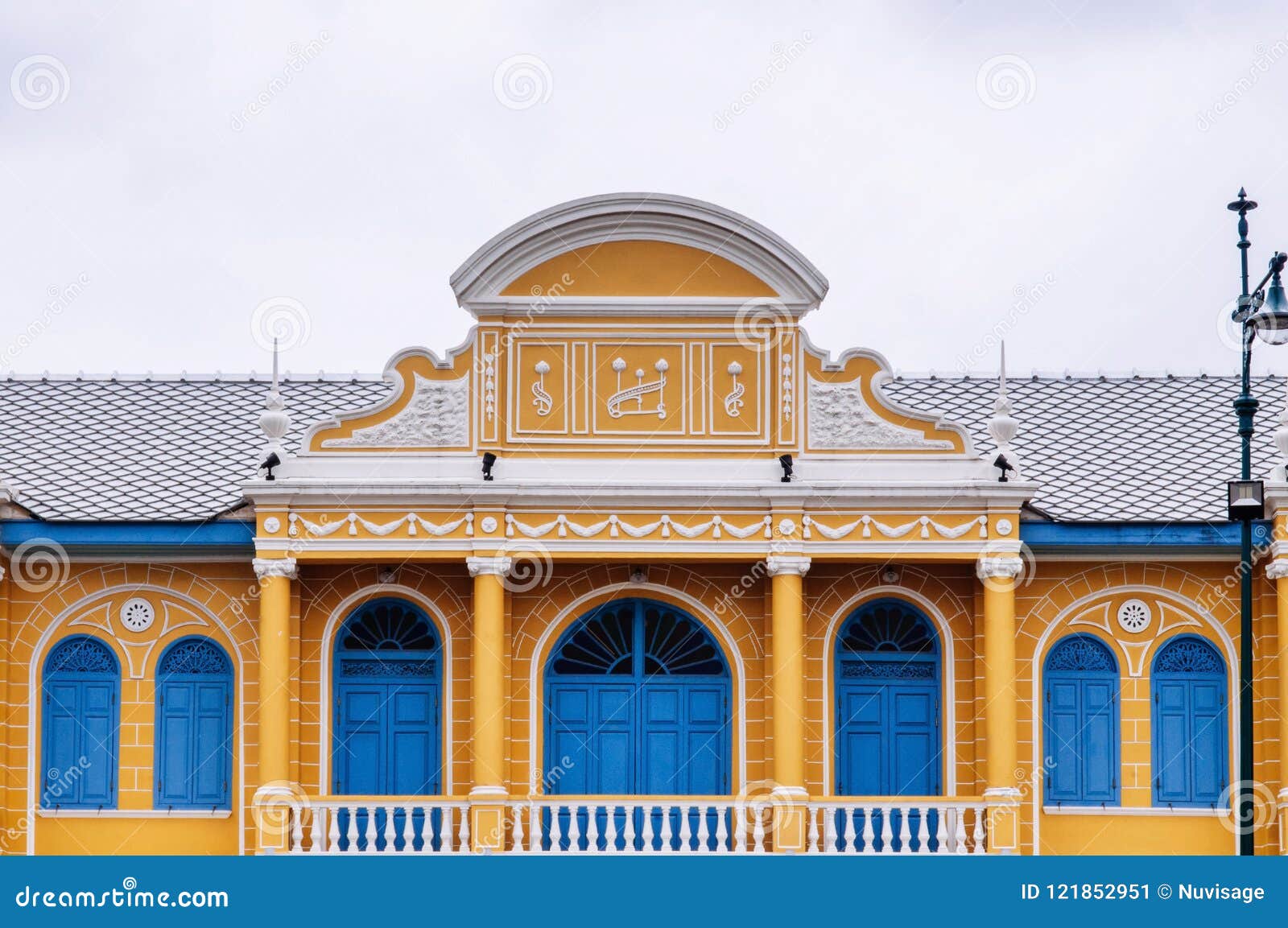 Fachada Del Edificio Colonial Amarillo Con Las Puertas Y Las Ventanas ...