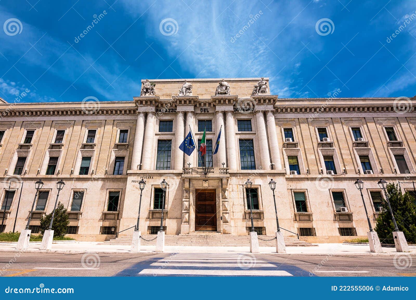 Fachada Del Edificio De La Provincia De Pescara En Abruzzo Foto de ...