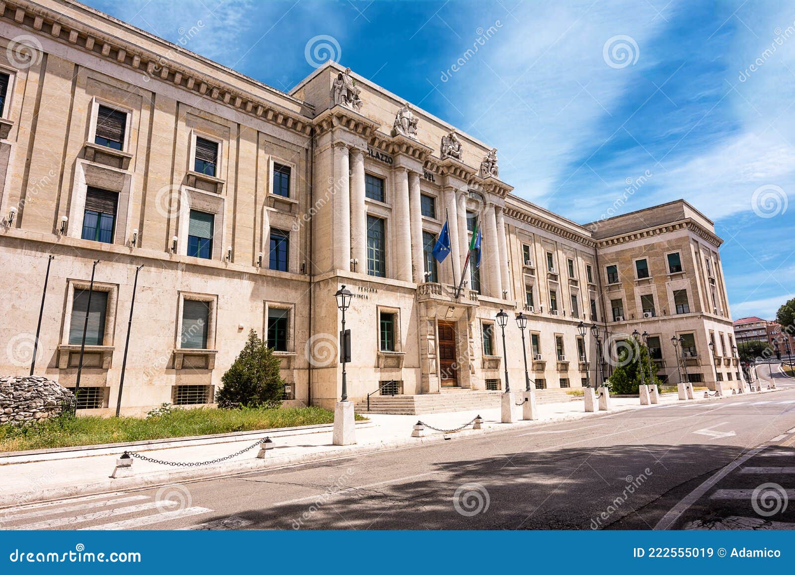 Fachada Del Edificio De La Provincia De Pescara En Abruzzo Imagen de ...