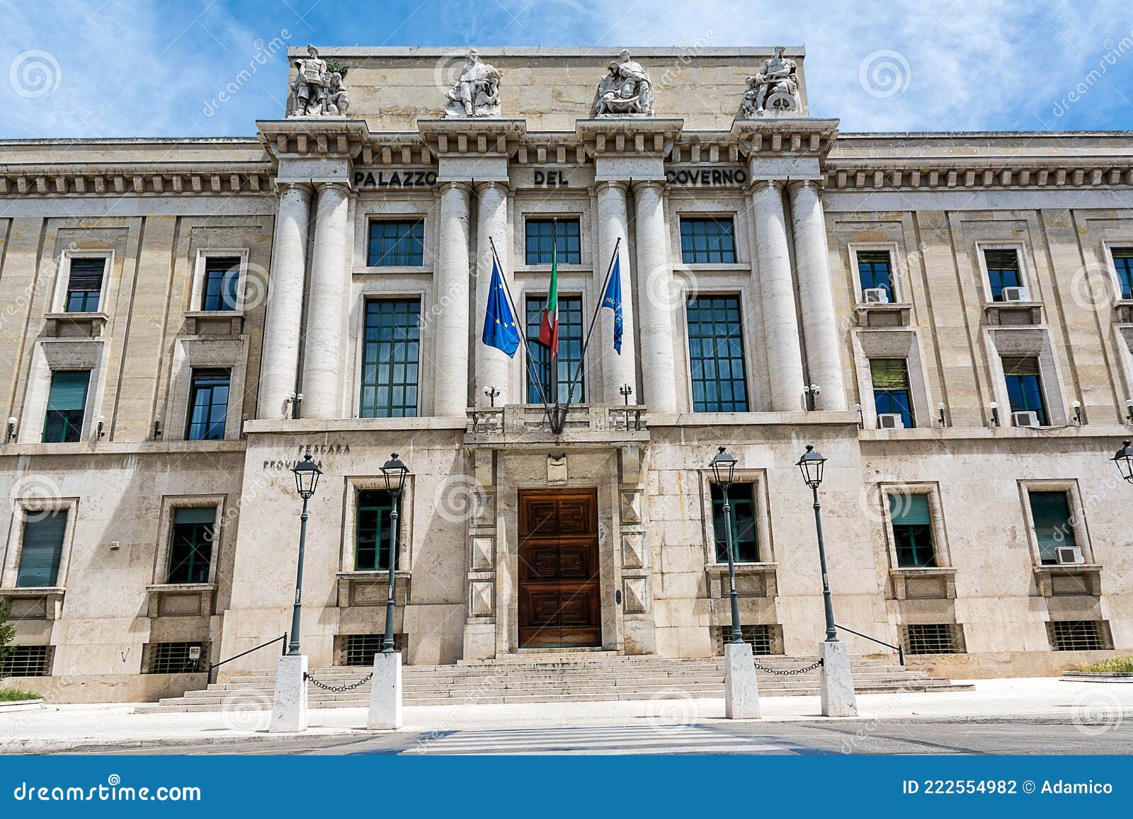 Fachada Del Edificio De La Provincia De Pescara En Abruzzo Foto de ...