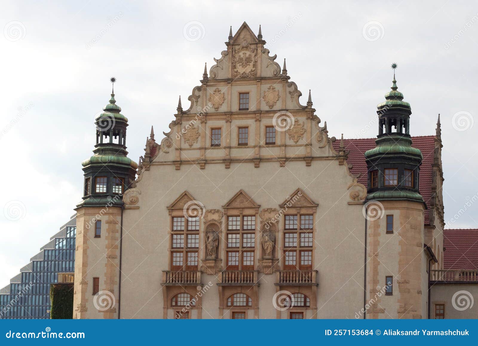 Fachada Del Edificio De La Universidad Adam Mickiewicz En Poznan Poland ...