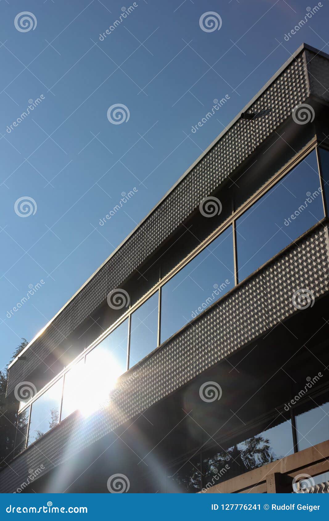 Fachada Del Edificio De Oficinas Con Los Rayos De Sol Imagen de archivo ...