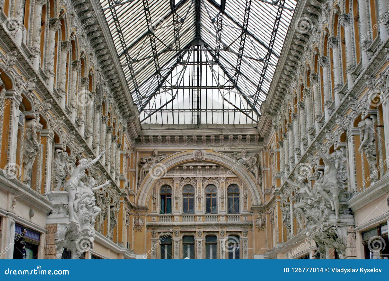 Fachada Del Edificio En El Estilo Barroco Imagen de archivo editorial ...