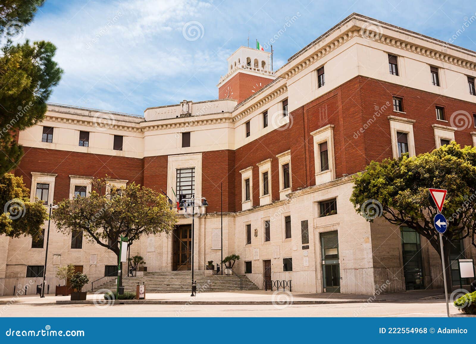 Fachada Del Edificio Del Municipio De Pescara En Abruzzo Foto de ...