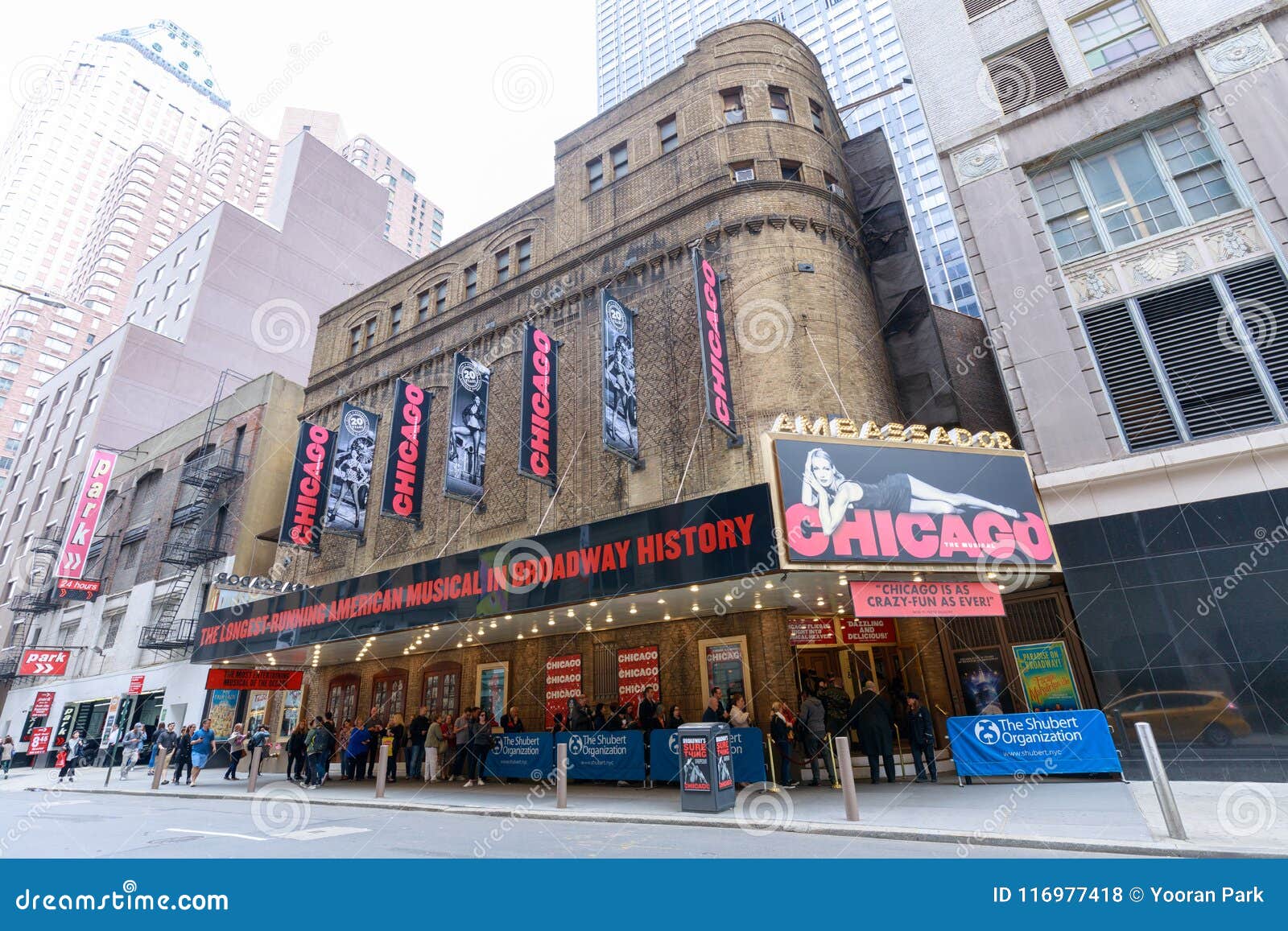Fachada Del Edificio Musical De Chicago En Broadway, Manhattan Foto de ...