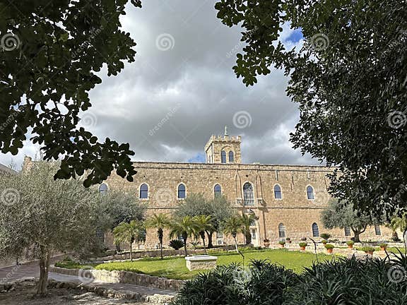 Fachada Del Edificio Principal Del Monasterio Beit Jamal Imagen de ...
