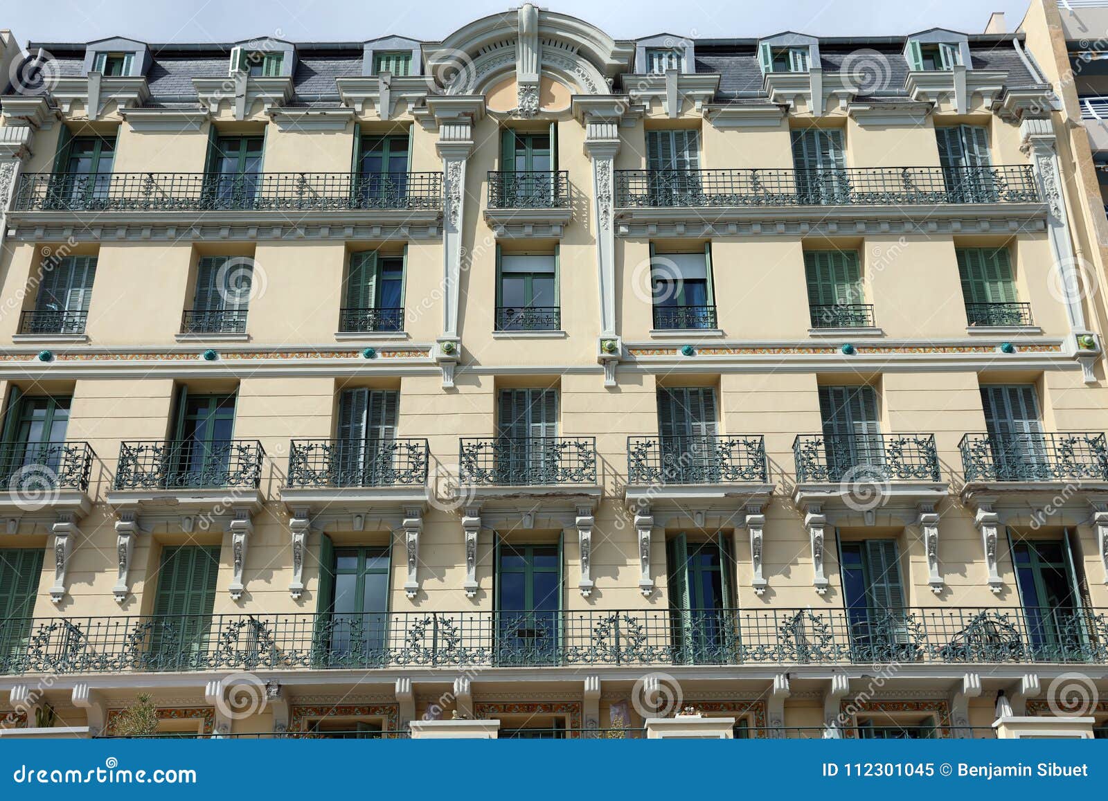 Fachada Del Edificio Tradicional De Riviera Francesa Imagen de archivo ...
