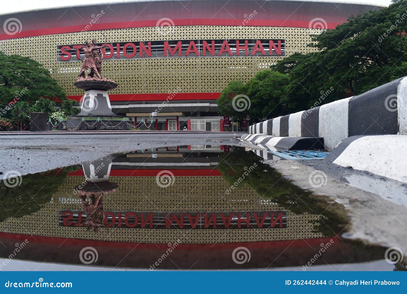 Fachada Del Estadio Manahan Reflejada En El Charco De Agua Surakarta ... Fachada Del Estadio Manahan Reflejada En El Charco De Agua Surakarta ...