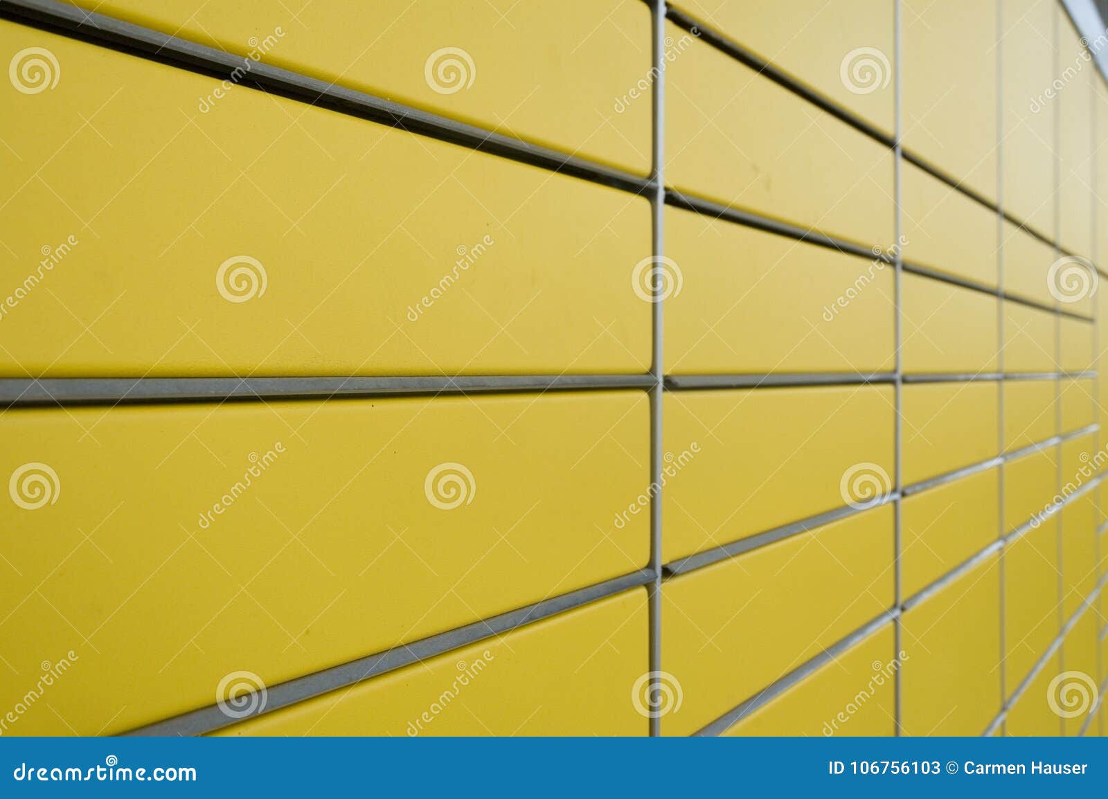 Fachada del metal amarillo imagen de archivo. Imagen de brillante ...