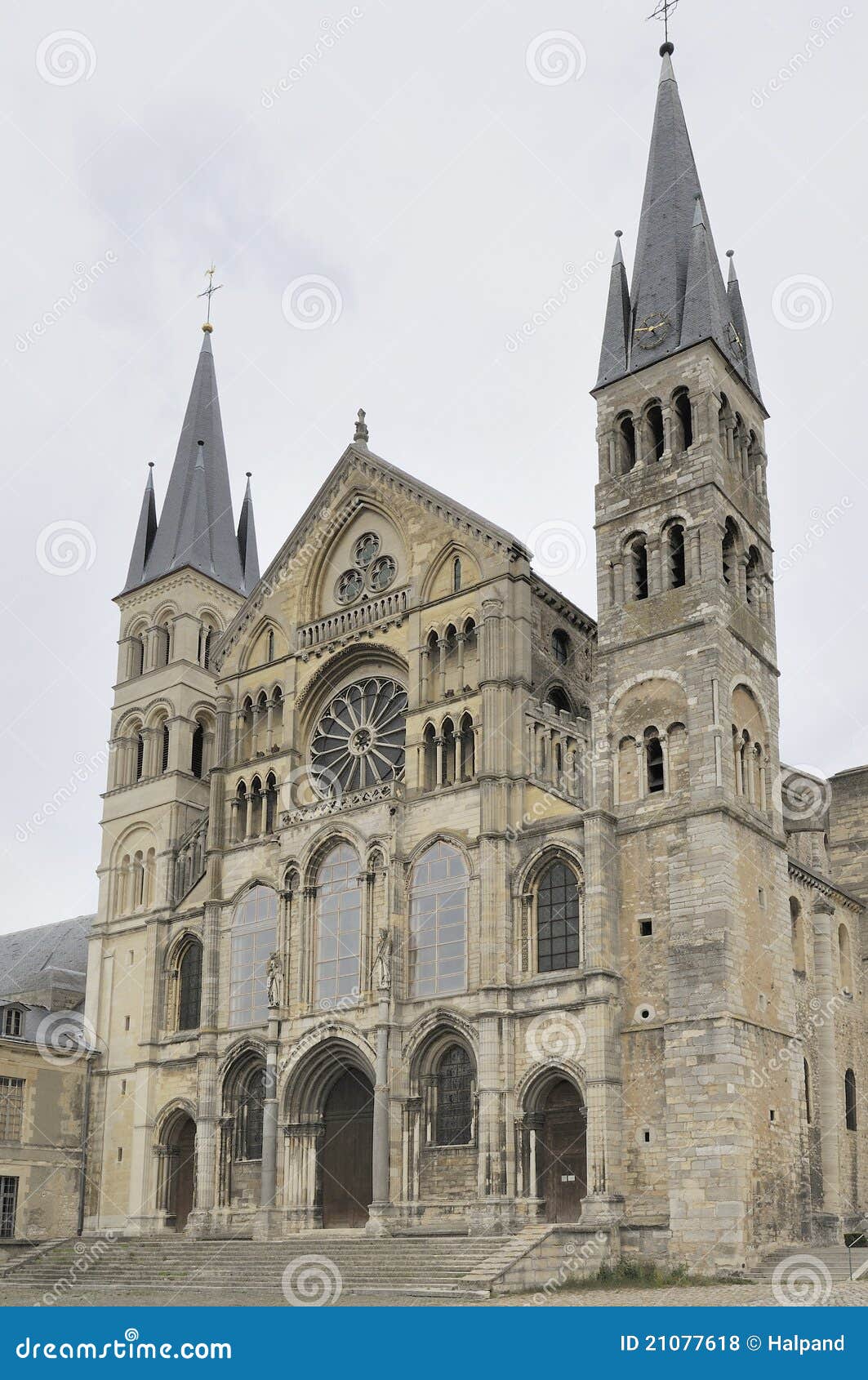 Fachada Del Re'mi Del St, Reims Foto de archivo - Imagen de cultura ...