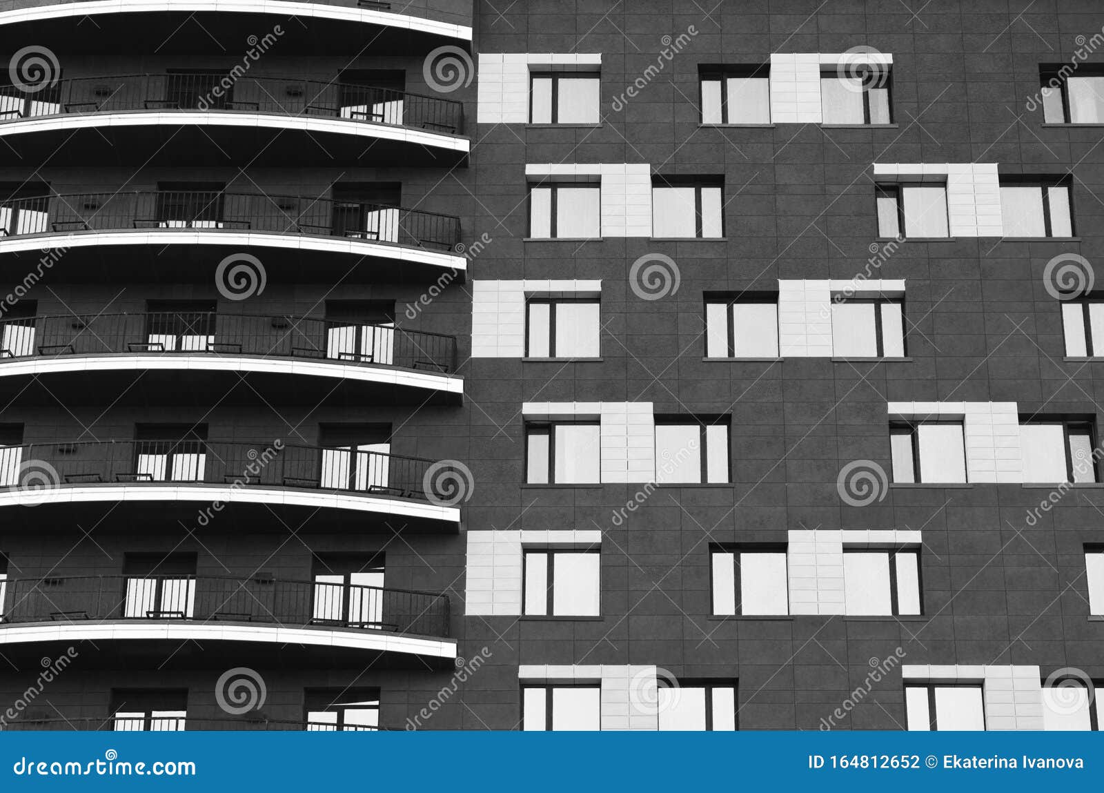 Fachada En Blanco Y Negro De Un Edificio Moderno De Gran Altura Con ...