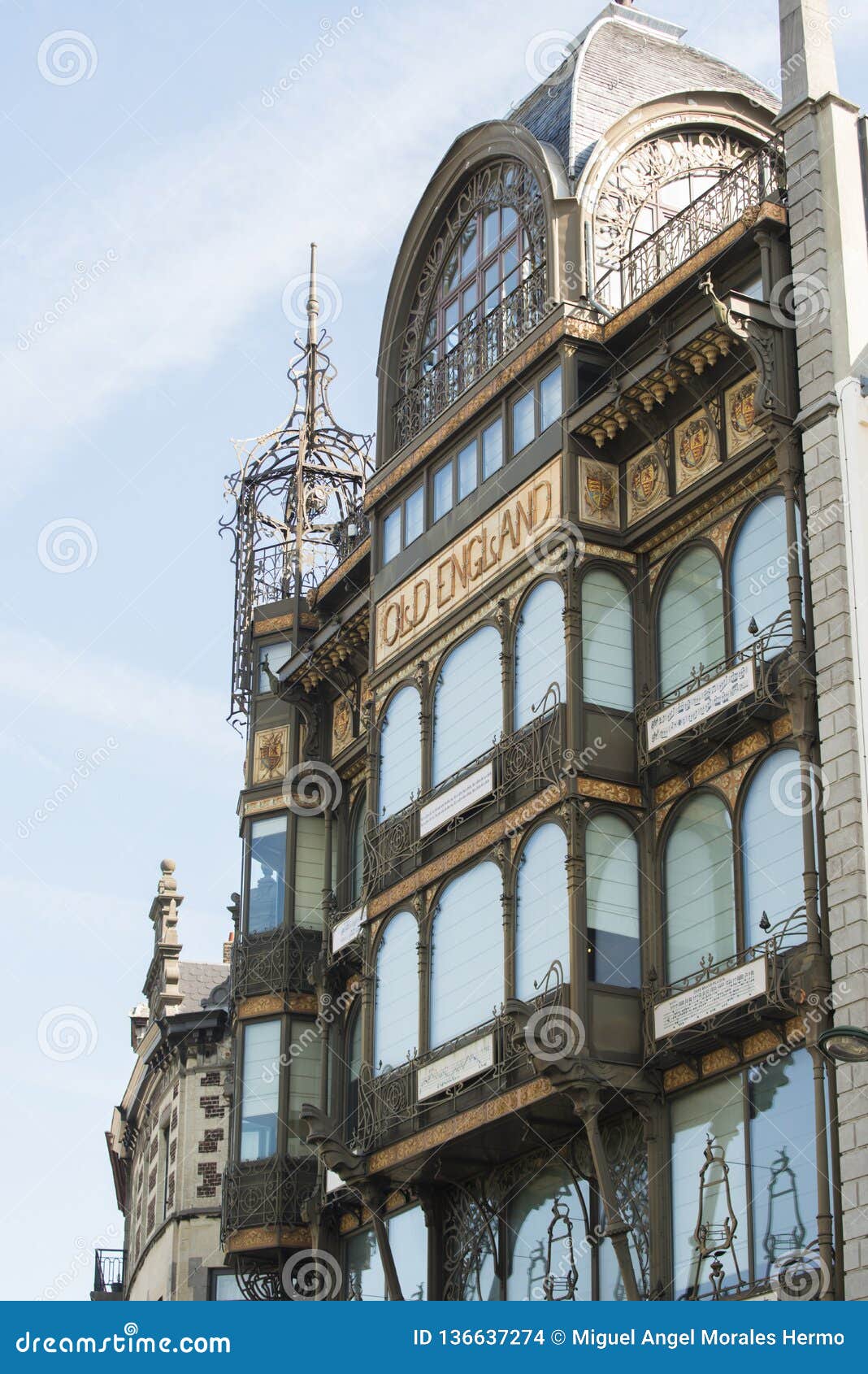 Fachada Hermosa De Un Edificio Del Estilo Modernista Imagen de archivo ...