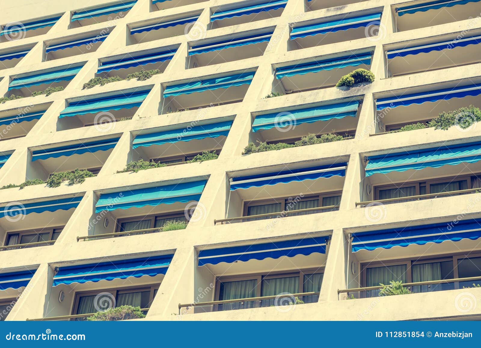 Fachada Moderna Del Apartamento Del Hotel Con Muchos Balcones Foto de ...