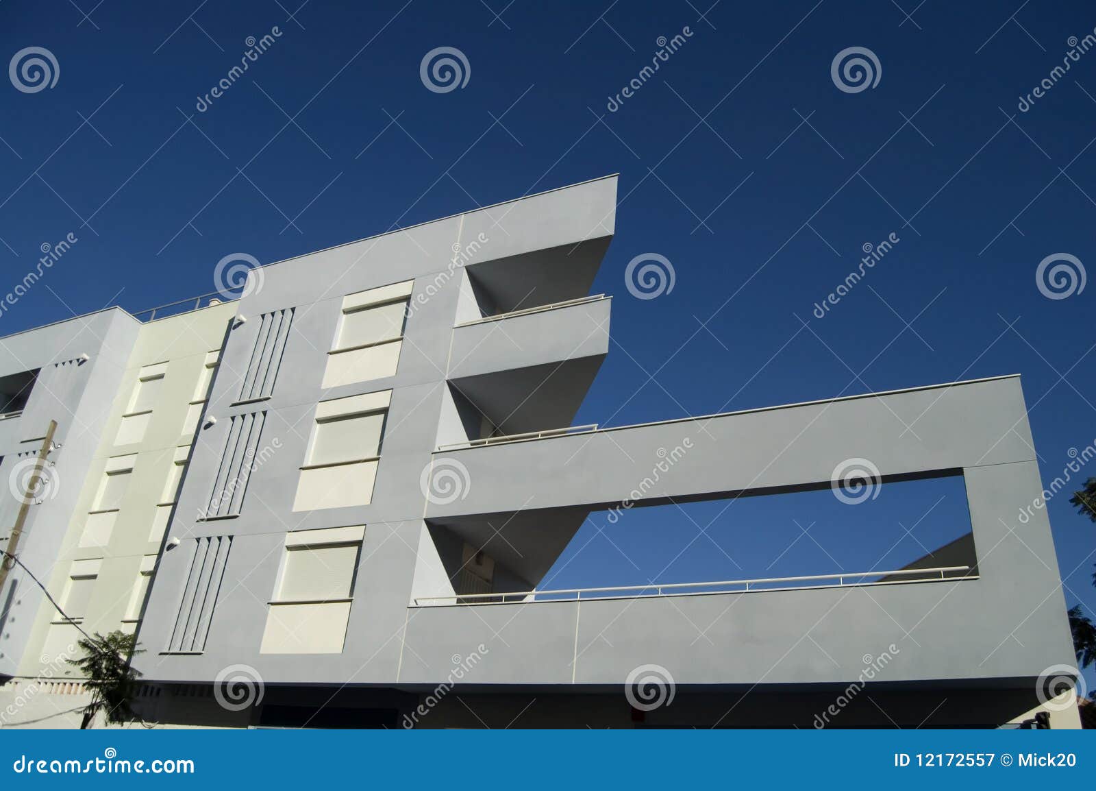 Fachada Moderna Del Edificio Imagen de archivo - Imagen de cielo ...