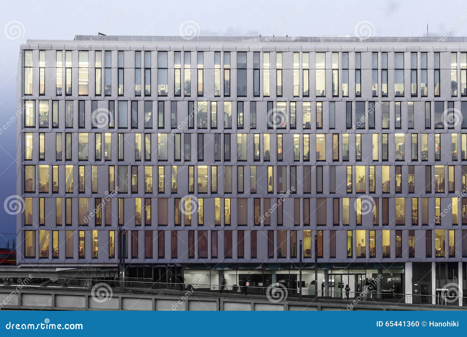 Fachada Moderna Del Edificio De Oficinas En La Noche Foto de archivo ...