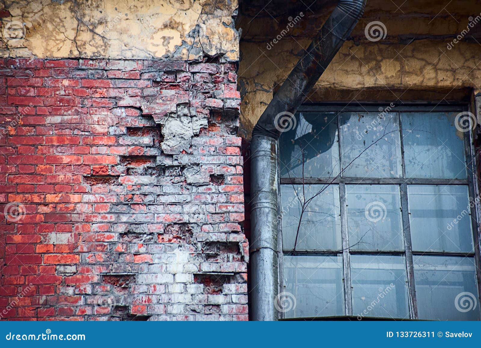 Fachada Quebrada De Un Edificio Con Una Ventana De Cristal Y Un Tubo De ... Fachada Quebrada De Un Edificio Con Una Ventana De Cristal Y Un Tubo De ...