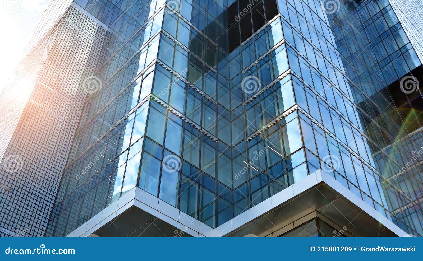 Fachada Revestida De Vidrio De Un Edificio Moderno Cubierto De Vidrio ...