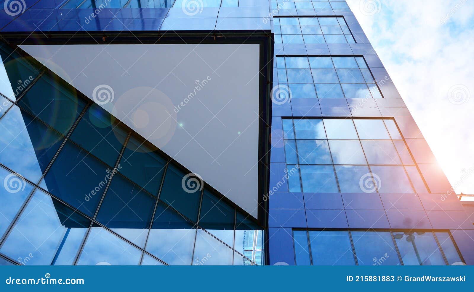 Fachada Revestida De Vidrio De Un Edificio Moderno Cubierto De Vidrio ...