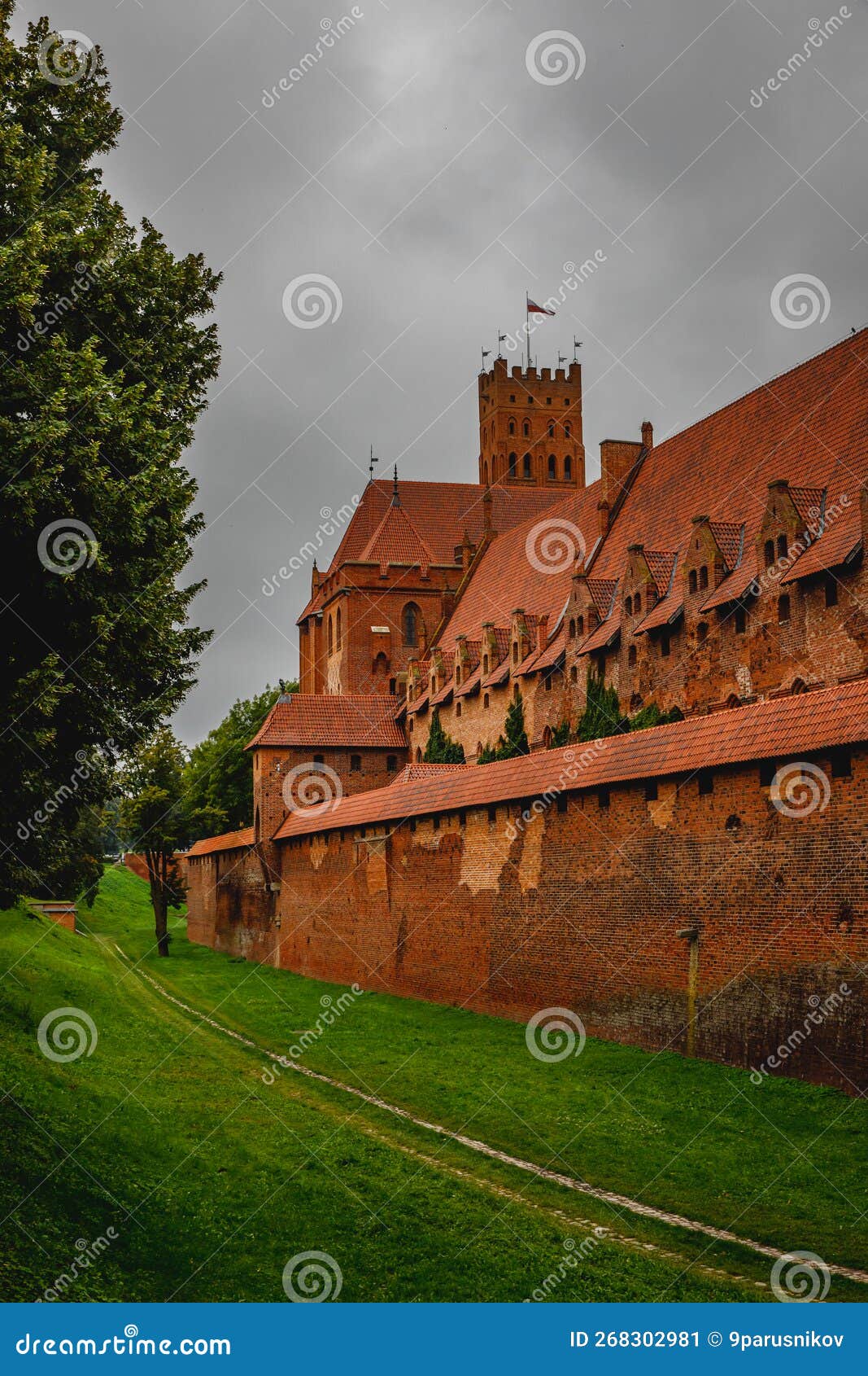 Fachada Y Patio Del Antiguo Castillo Medieval Imagen de archivo ...
