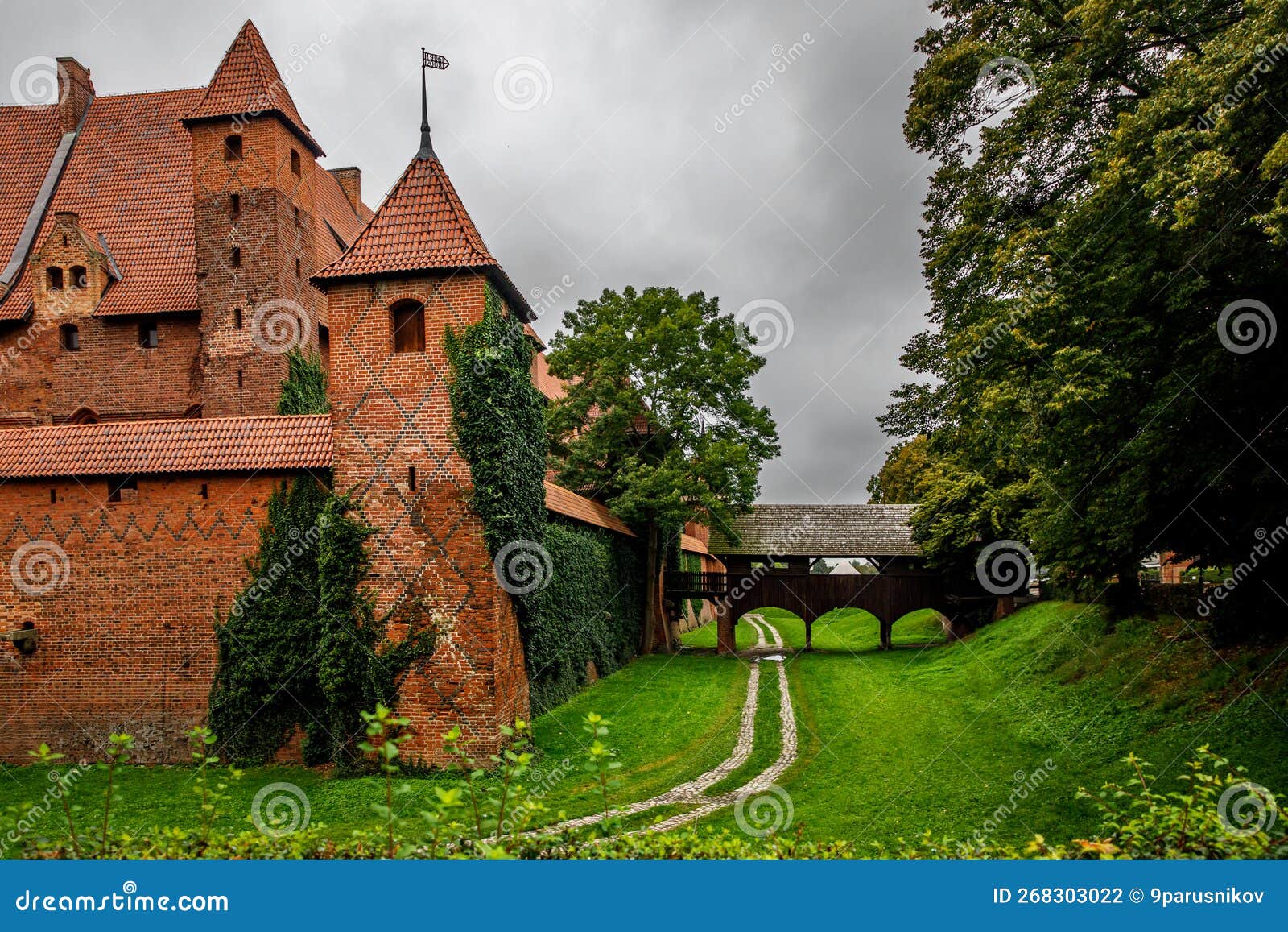 Fachada Y Patio Del Antiguo Castillo Medieval Foto de archivo - Imagen ...