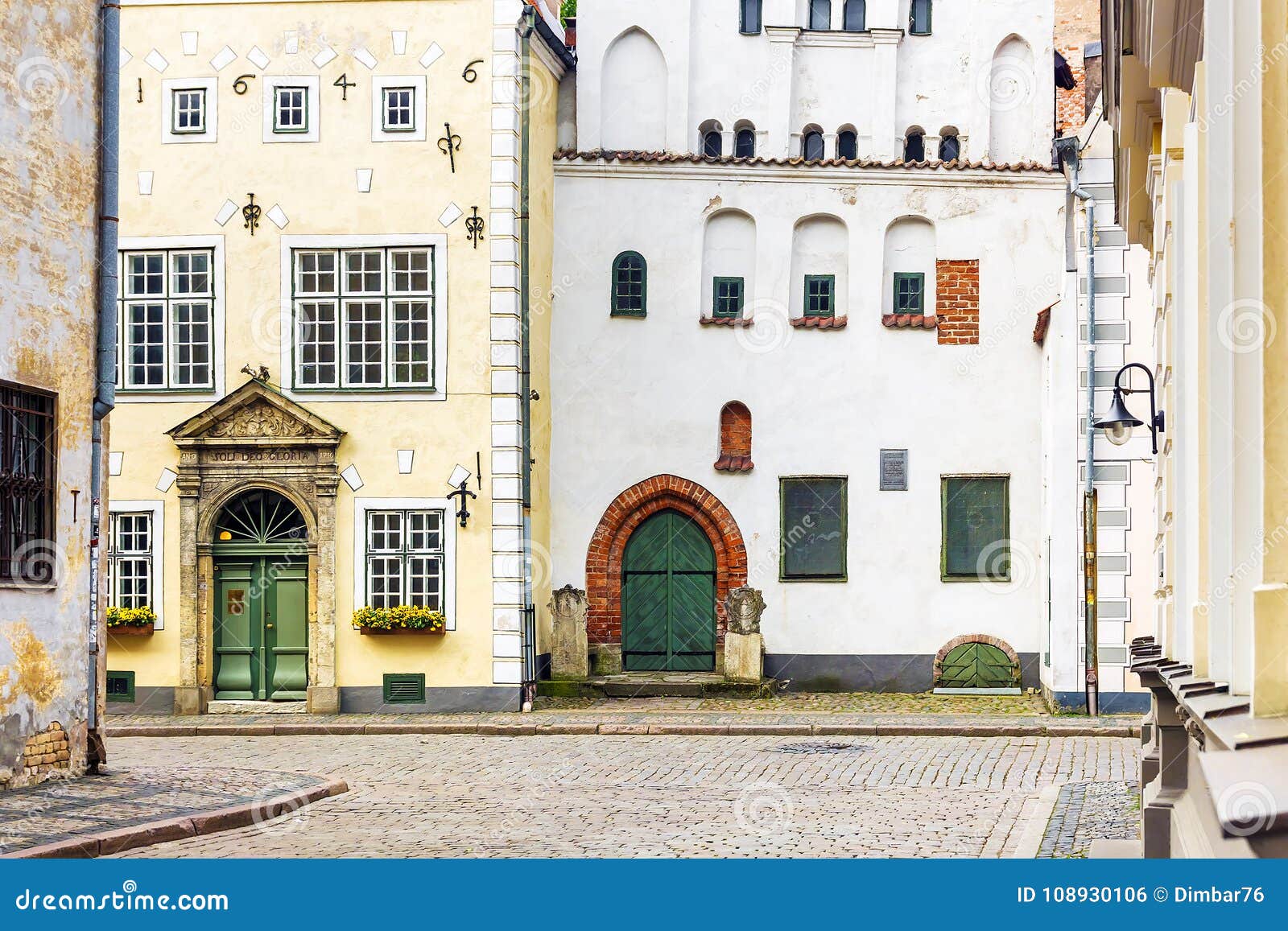 Fachadas De Casas Viejas En Riga, Letonia Foto de archivo - Imagen de ...