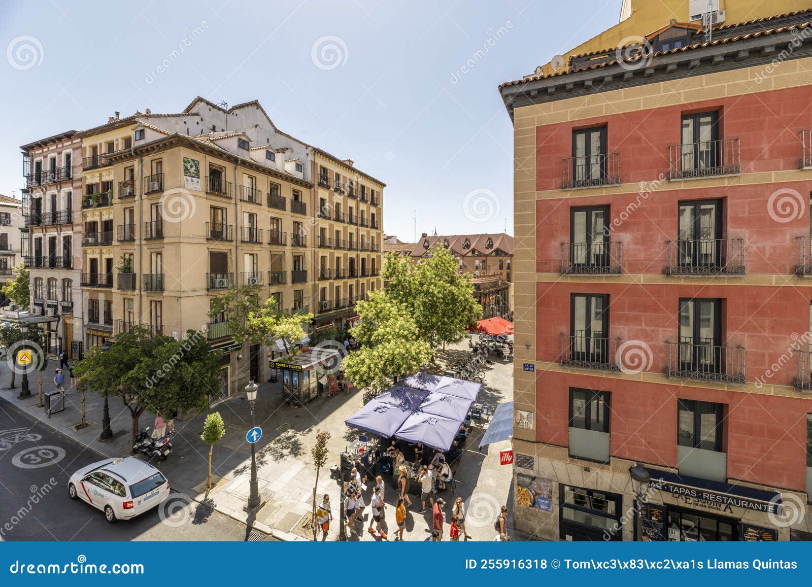 Fachadas De Edificios Antiguos En La Calle Principal Del Centro De Madrid Foto de archivo ...
