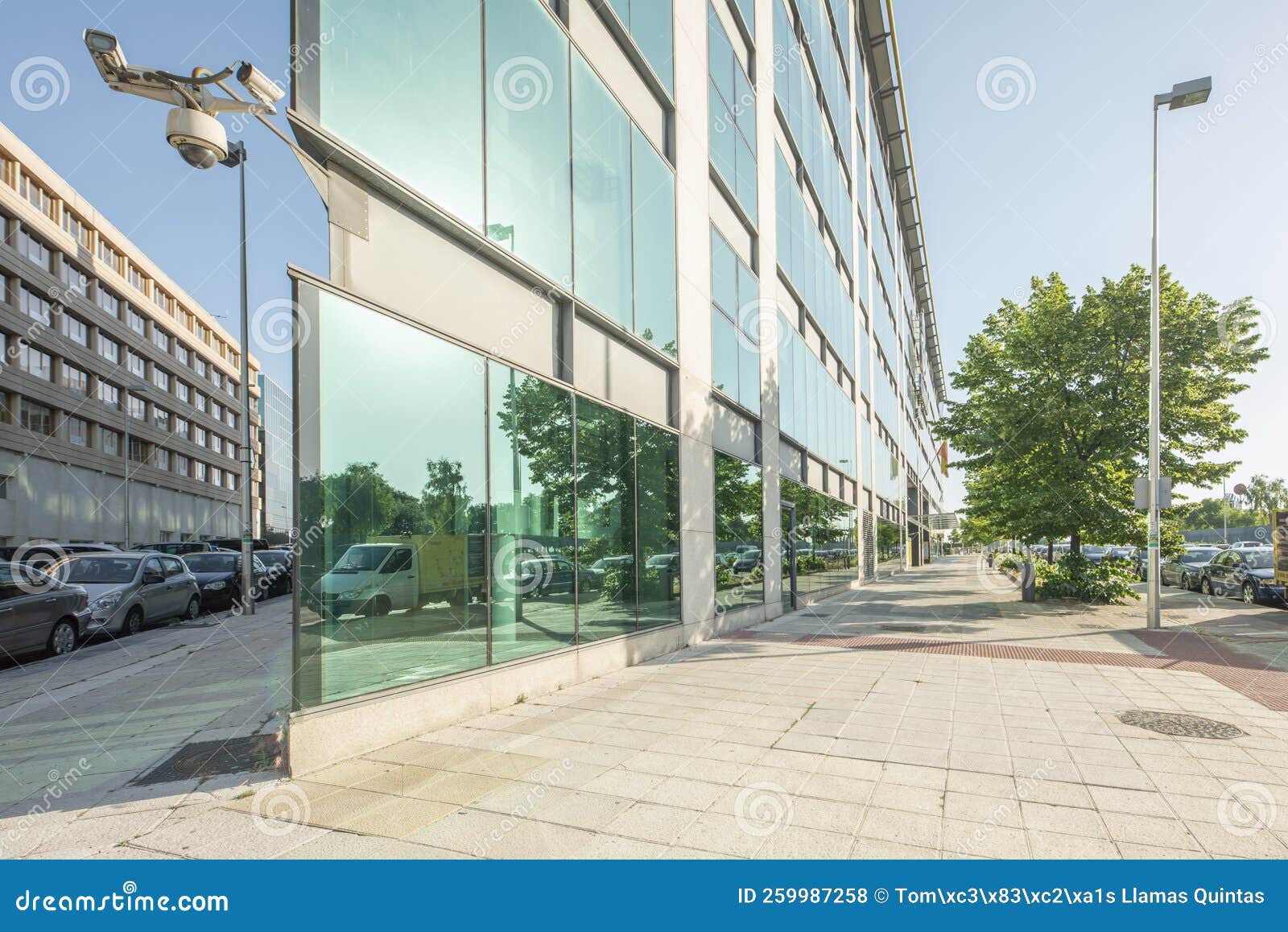 Fachadas De Edificios De Oficinas Con Mucho Vidrio Y Metal Foto de archivo - Imagen de fachada ...