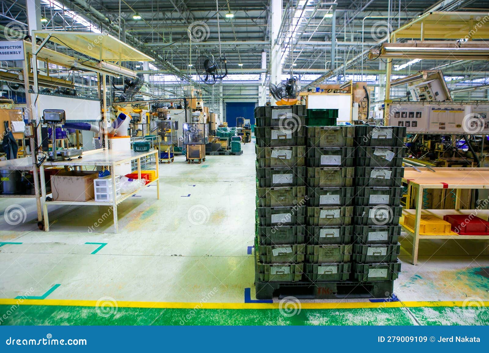 The Factory Walkway and Machine for Processing Metal Part of Car ...