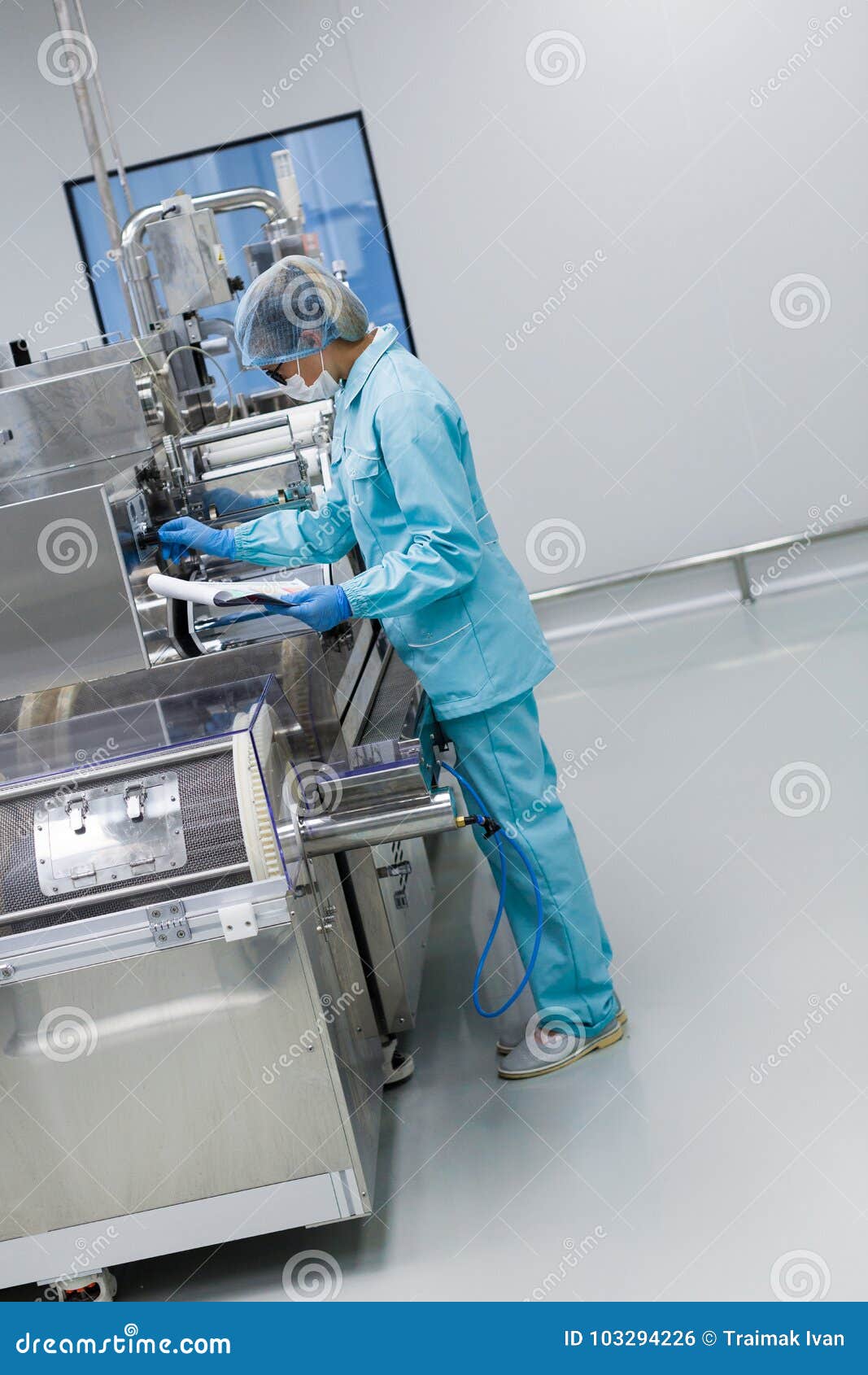 Factory worker fix machine stock photo. Image of shafts - 103294226